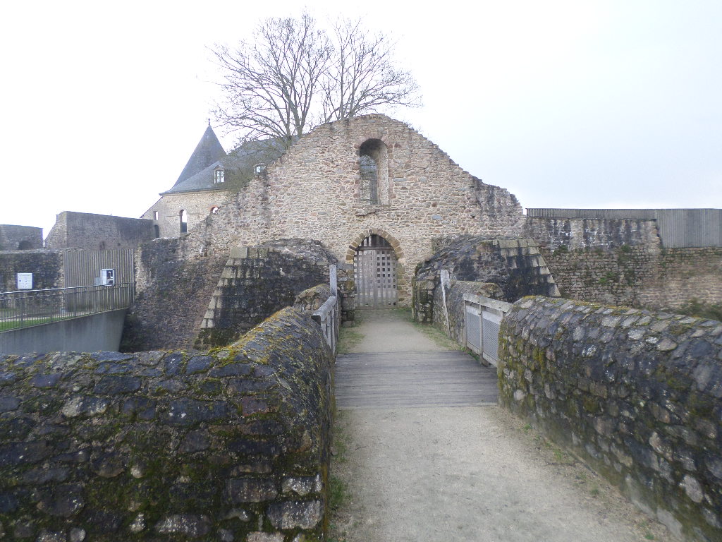 The Château de Mayenne!!! – Paris1972-Versailles2003